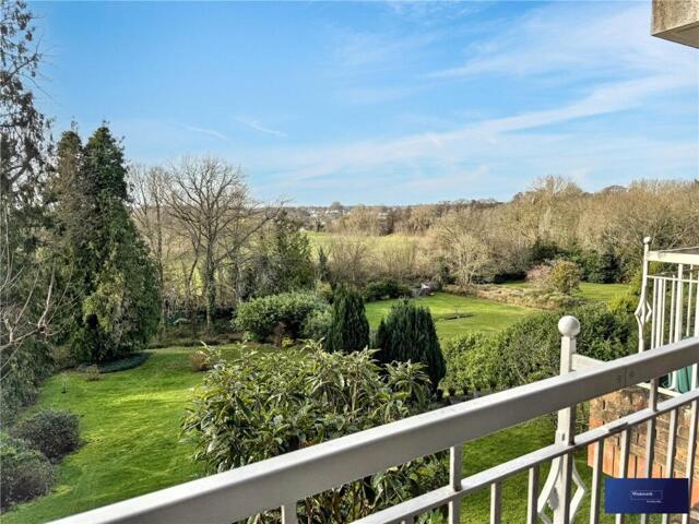 2 Bedroom Shared Living/roommate Weybridge Surrey 101996017
