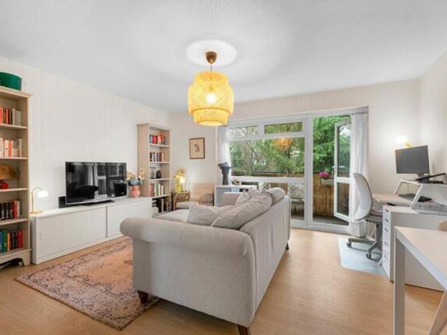 2 Bedroom Shared Living/roommate Weybridge Surrey 99641919
