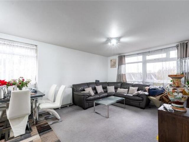 2 Bedroom Shared Living/roommate Weybridge Surrey LS98718112