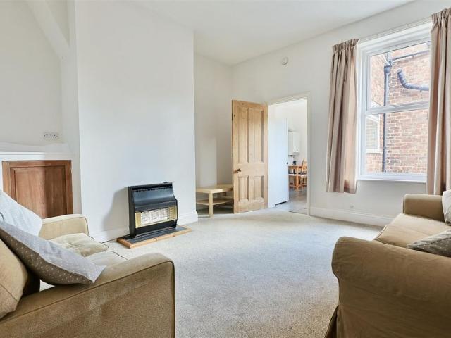 2 bedroom Student Flat to rent in Holmwood Grove, Newcastle Upon Tyne