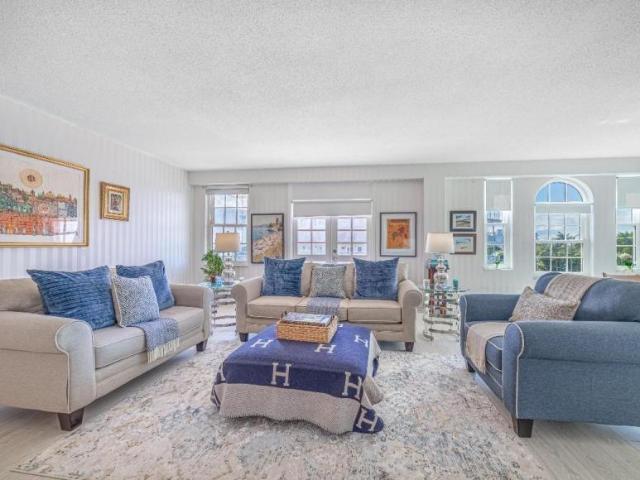 2 bedroom, Palm Beach FL 102519336