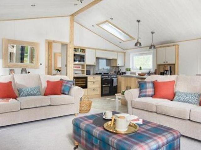 2 Bedroom Park Home For Sale In Cotswold Hoburne