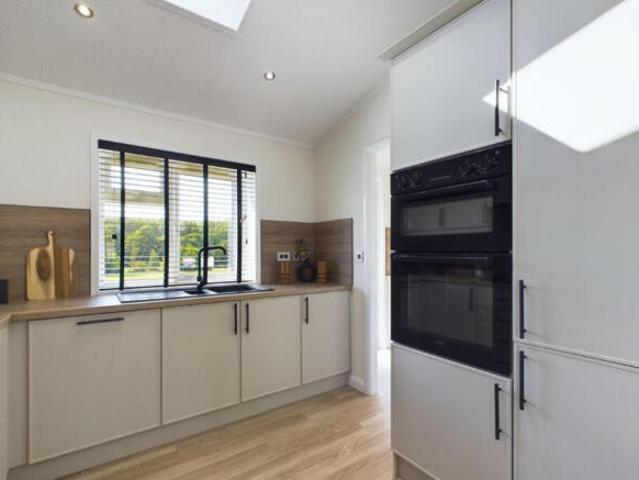 2 bedroom park home for sale in Edenbridge, Kent, TN8