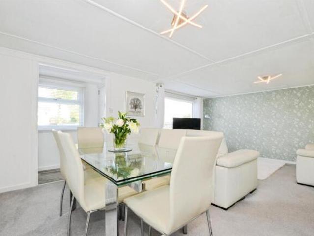 2 bedroom park home for sale in Half Moon Lane, Pepperstock, Luton, LU1