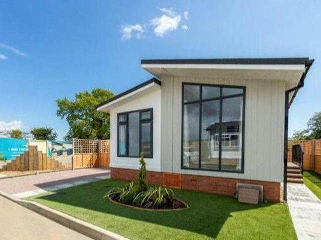 2 Bedroom Park Home For Sale In Jaywick Lane, Clacton on sea