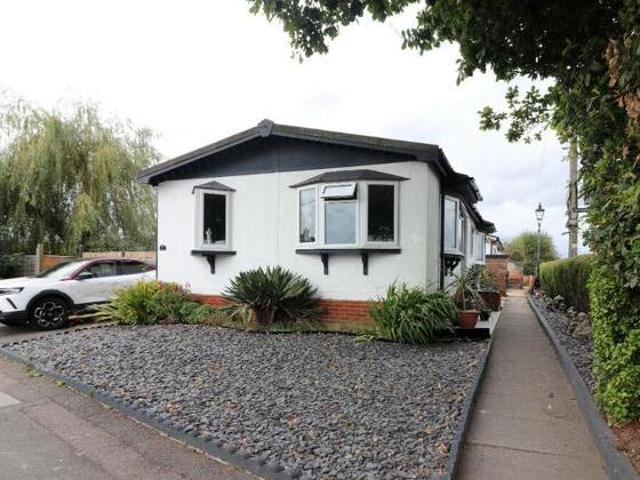 2 Bedroom Park Home For Sale In Pepperstock, Bedfordshire