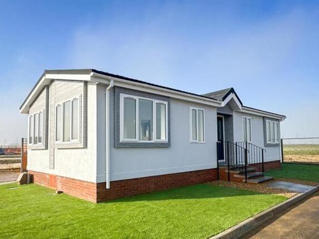 2 Bedroom Park Home For Sale In Sacketts Grove, Jaywick Lane