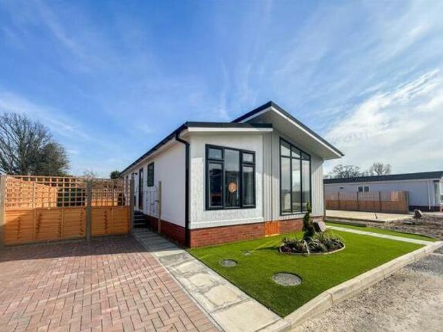 2 Bedroom Park Home For Sale In Sacketts Grove