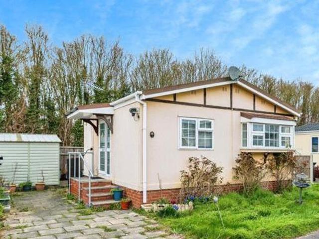 2 Bedroom Park Home For Sale In Sandford on thames