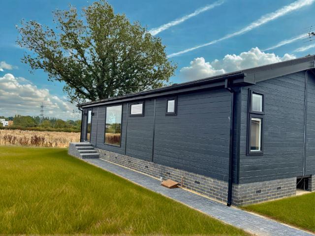 2 bedroom park home for sale in 77 Little Meadow, Woodside Park, Woodside, Luton, Bedfordshire, LU1 4LP, LU1