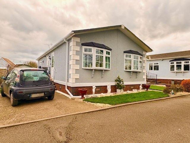 2 bedroom detached bungalow for sale