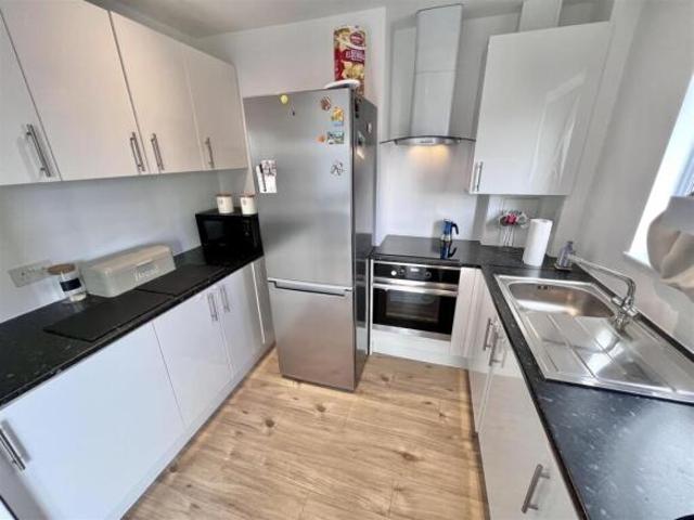 2 bedroom penthouse for rent in Midland Road, Luton, LU2