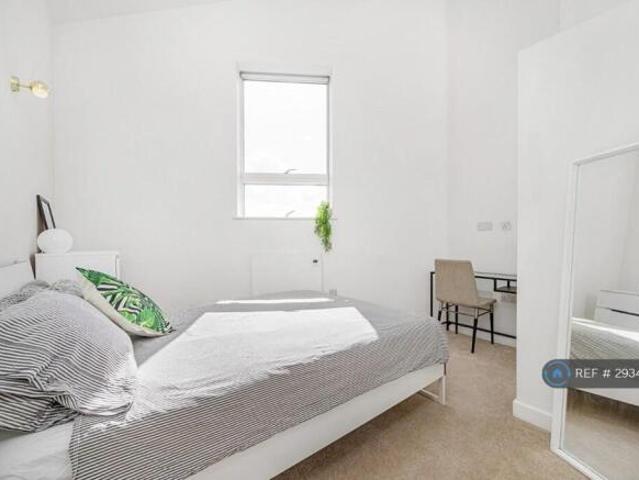 2 bedroom penthouse for rent in Bellefields Road, London, SW9