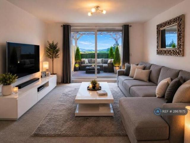 2 bedroom penthouse for rent in Blackburn Road, Bolton, BL1