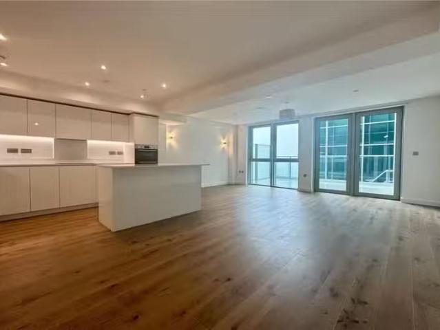 2 bedroom penthouse for rent in Central House, Eagle Way, Bren.