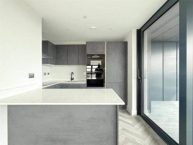 2 bedroom penthouse for rent in Cockfosters Road, Barnet, EN4