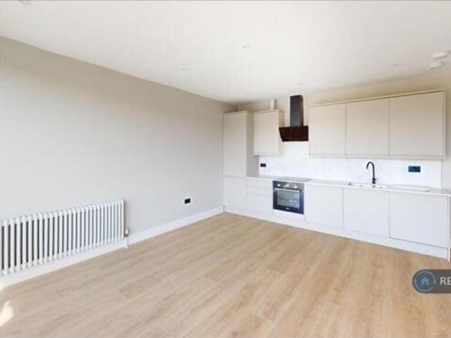 2 bedroom penthouse for rent in Elm Grove, London, SW19