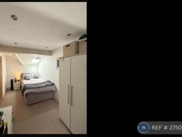 2 bedroom penthouse for rent in Heaton Moor Road, Stockport, SK4