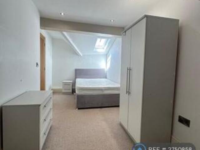 2 bedroom penthouse for rent in Heaton Moor Road, Stockport, SK4