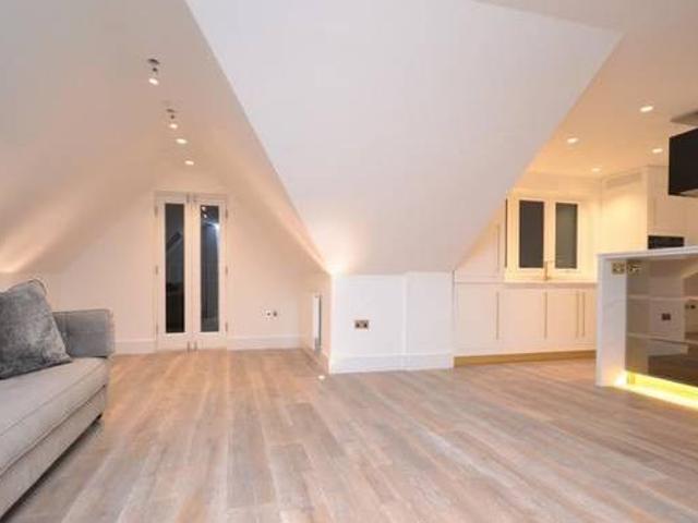 2 bedroom penthouse for rent in Highland Avenue Brentwood Essex CM15