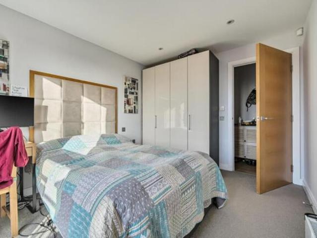 2 bedroom penthouse for rent in Holden Avenue, Woodside Park, N12