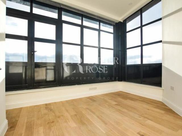 2 bedroom penthouse for rent in Penthouse, Gleneldon Road, Streatham, London, SW16