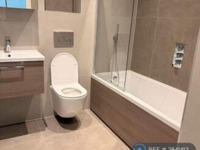 2 bedroom penthouse for rent in Raffles House, London, NW4