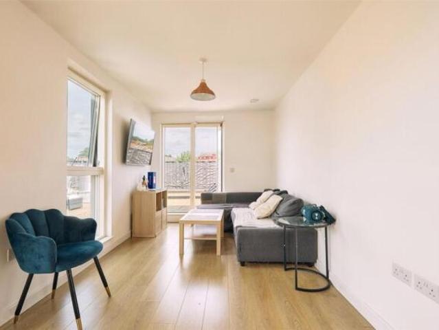 2 bedroom penthouse for rent in Roehampton Lane, London, SW15