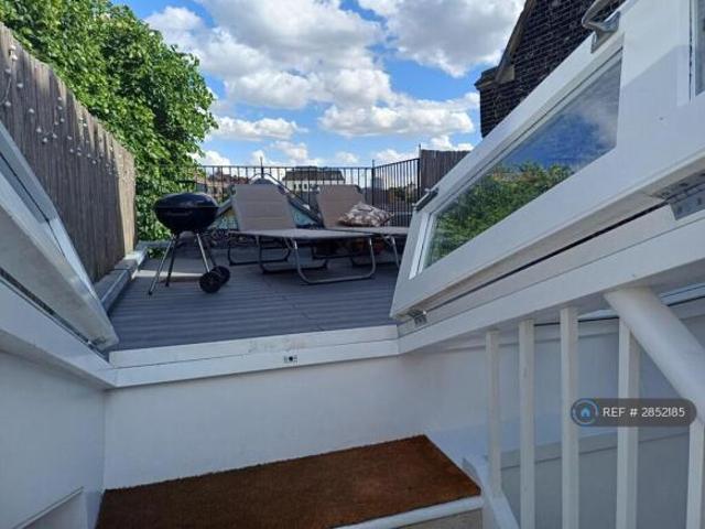 2 bedroom penthouse for rent in Rossmore Road, London, NW1