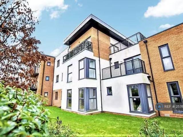 2 bedroom penthouse for rent in Summers Hill Drive, Papworth E.