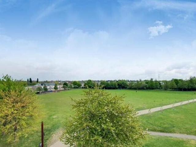 2 Bedroom Penthouse For Rent In Southfields, London
