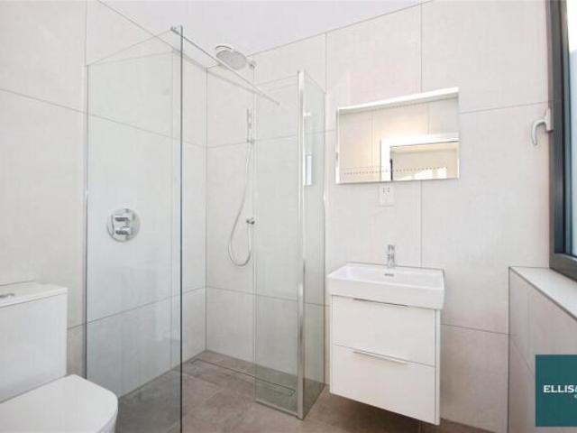 2 bedroom penthouse for rent in Wickliffe Avenue, Finchley, London, N3