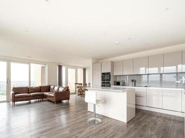 2 Bedroom Penthouse For Sale In Hendon, London
