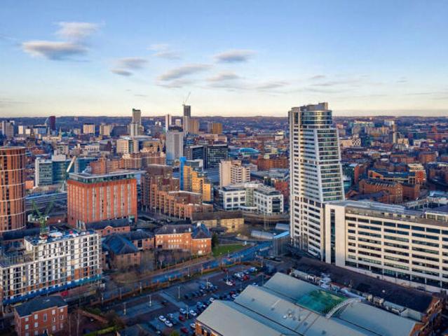2 bedroom penthouse for sale in Penthouse Apartment, Bridgewater Place, LS11