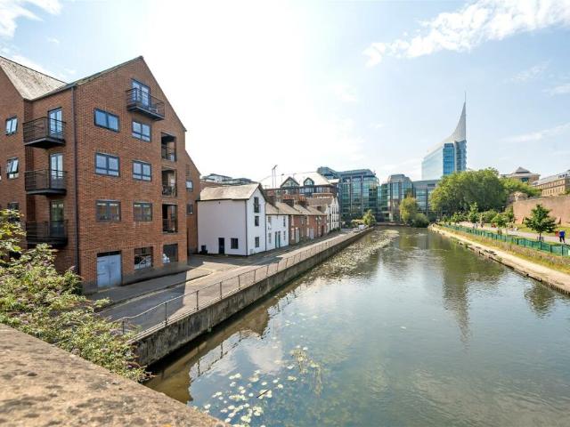 2 bedroom penthouse for sale in St James Wharf, Reading, Berkshire, RG1