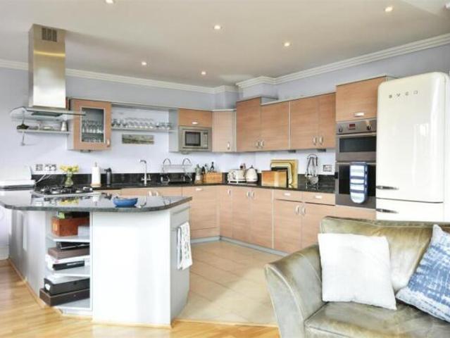 2 bedroom penthouse for sale in Tallow Road, Brentford, TW8