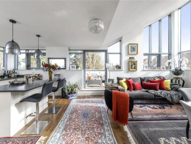 2 bedroom penthouse for sale in Uplands Road, Guildford, Surrey, GU1