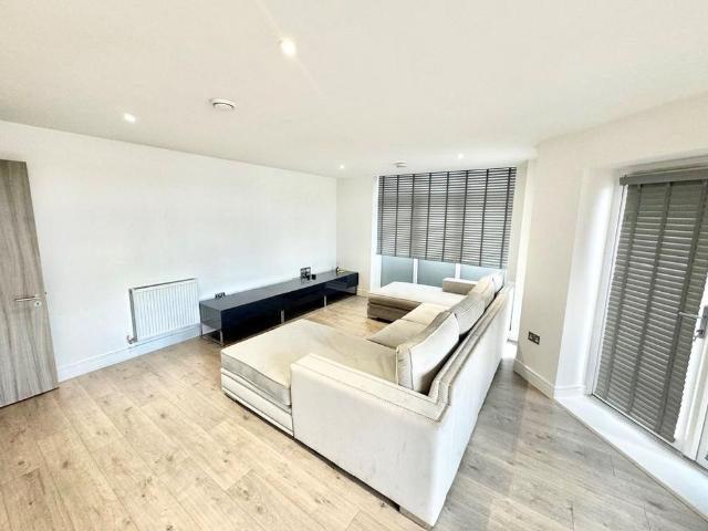 2 bedroom penthouse to rent