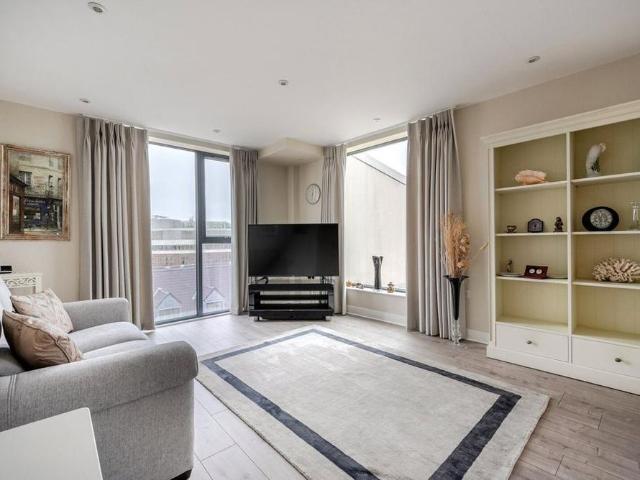 2 bedroom penthouse to rent