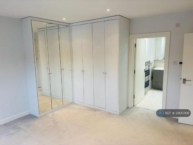 2 bedroom penthouse to rent