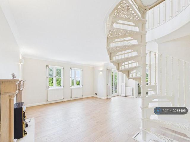 2 bedroom penthouse to rent