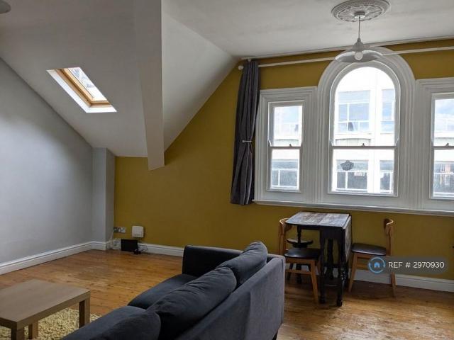 2 bedroom penthouse to rent