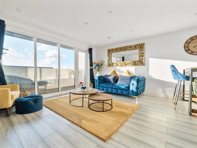 2 bedroom penthouse to rent