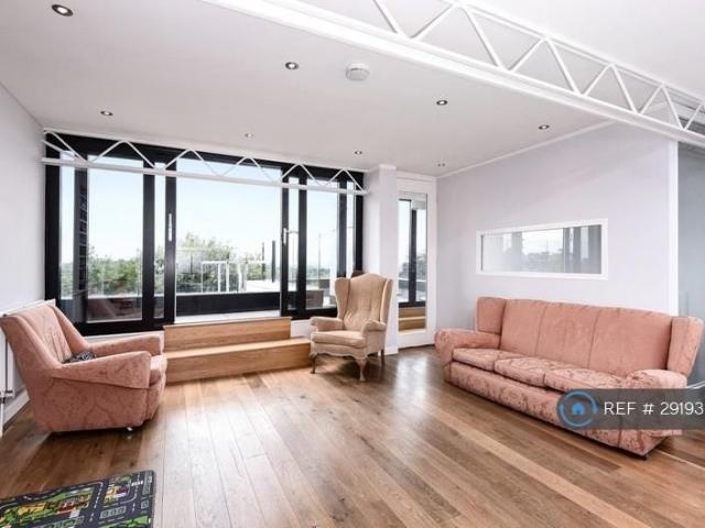 2 bedroom penthouse to rent