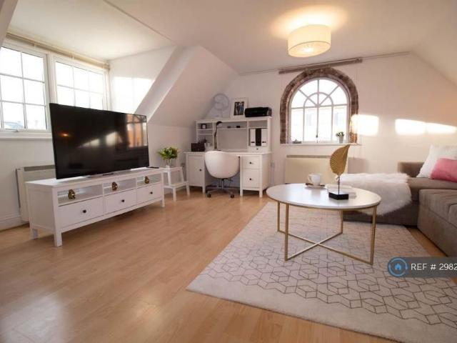 2 bedroom penthouse to rent