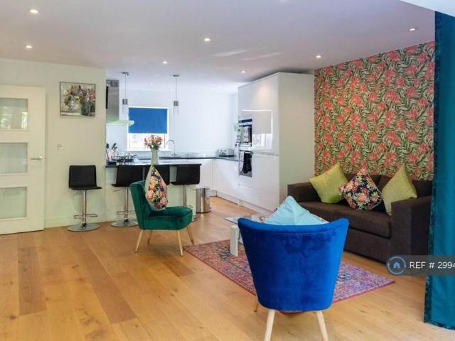 2 bedroom penthouse to rent