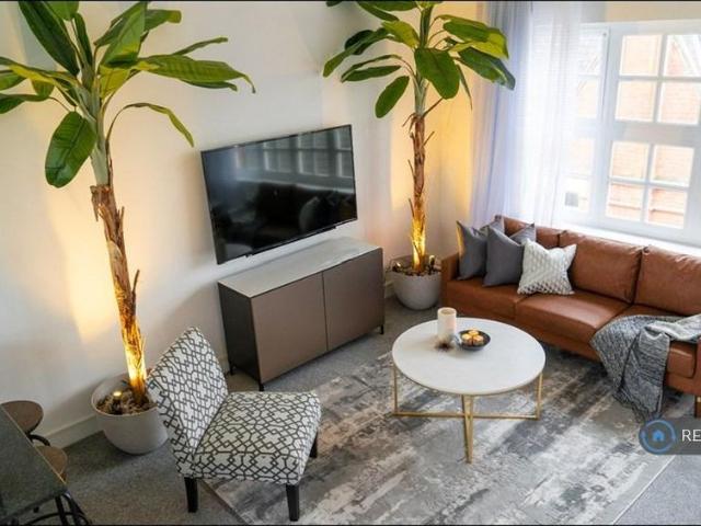 2 bedroom penthouse to rent