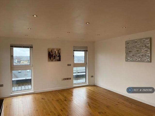 2 bedroom penthouse to rent