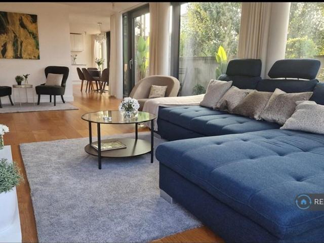 2 bedroom penthouse to rent