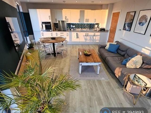 2 bedroom penthouse to rent